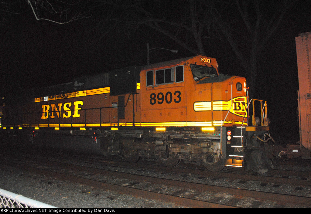 BNSF SD70MAC 8903 on 39G